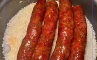 腊肠米饭电饭锅做法_腊肠饭要放水吗