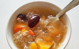 银耳莲子羹电饭煲做法_银耳莲子羹要煮多久