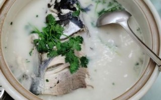 炖鱼头汤放什么最好喝_鱼头汤怎么炖才白