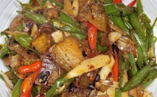 青椒回锅肉盖浇饭怎么做_青椒回锅肉盖浇饭热量高吗