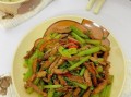 芹菜炒腊肉怎么做_腊肉先炒还是芹菜先炒