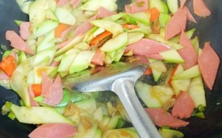 西葫芦炒火腿怎么做_西葫芦炒火腿要焯水吗