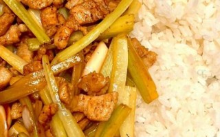 芹菜肉丝盖饭怎么做_芹菜肉丝盖饭热量高吗