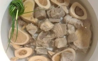 牛骨汤怎么熬又浓又白_牛骨汤变白小技巧