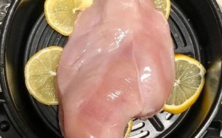 空气炸锅鸡胸肉怎么做_鸡胸肉不柴的秘诀
