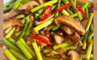 蒜薹炒蘑菇怎么做_蒜薹炒蘑菇用焯水吗