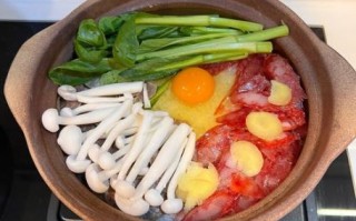 煲仔饭的家常做法_砂锅饭怎么做才不糊底