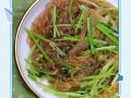 芹菜炒粉条怎么做不坨不粘锅_芹菜炒粉条焯水还是直接炒