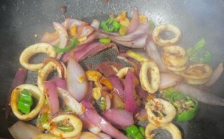 洋葱鱿鱼圈怎么炒好吃_家常做法步骤