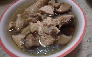香菇炖什么好吃_香菇炖鸡还是排骨