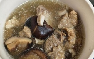 香菇炖排骨怎么做_香菇炖排骨需要焯水吗