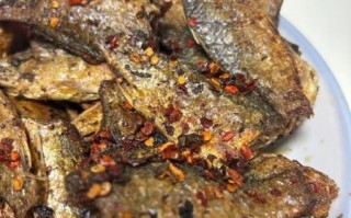 炸小鲫鱼怎么做好吃_炸小鲫鱼酥脆技巧