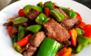 青椒炒牛肉丝怎么做_青椒炒牛肉丝先炒哪个