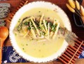 鲫鱼炖汤放什么食材最鲜_鲫鱼汤搭配什么最营养
