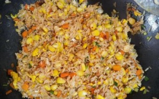 玉米炒饭怎么做_玉米炒饭家常做法
