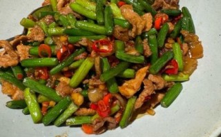 肉丝炒蒜苗怎么做_肉丝炒蒜苗热量高吗