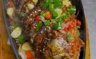 铁板鲫鱼怎么做_铁板鲫鱼的家常做法