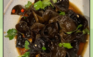 凉拌木耳怎么做好吃_木耳焯水几分钟才脆爽