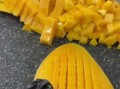 芒果怎么切成小方块_芒果切丁技巧