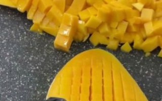 芒果怎么切成小方块_芒果切丁技巧