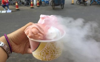 冒烟冰淇淋为什么会冒烟_液氮冰淇淋安全吗