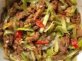 韭黄炒香干肉丝怎么做_韭黄炒肉丝要不要焯水