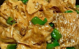 青椒炒肉皮怎么做_肉皮炒青椒先焯水还是先炒
