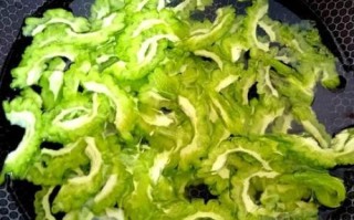 苦瓜鸡蛋怎么炒不苦_苦瓜炒鸡蛋的家常做法