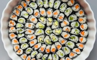 自制寿司怎么做_寿司卷怎么卷不散