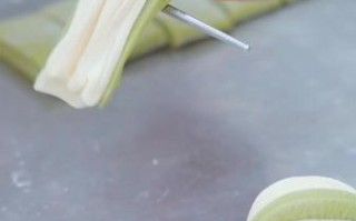花卷怎么拧_花卷拧法慢动作图解