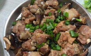 香菇炖排骨怎么做_香菇炖排骨需要焯水吗