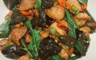 炒木耳怎么做_木耳炒前要不要焯水