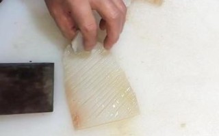 鱿鱼切花刀切哪个面_花刀切正面还是反面