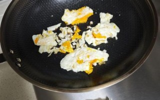 煎鸡蛋不粘锅的诀窍_煎鸡蛋要不要翻面