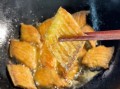 煎鱼怎么不粘锅_煎鱼不掉皮技巧