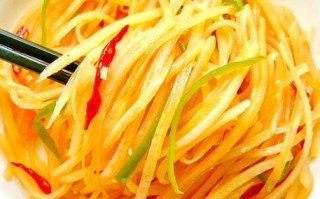 凉拌土豆丝怎么做才脆_土豆丝焯水还是直接拌
