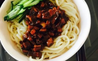 肉丁炸酱怎么做才香_炸酱面肉丁大小切多少合适