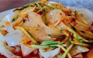 澄粉做凉皮怎么做_澄粉凉皮筋道秘诀
