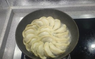 煎饺怎么煎不粘锅_煎饺皮怎么做才酥脆