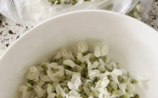 蒸槐花饼的做法_槐花饼怎么蒸才松软