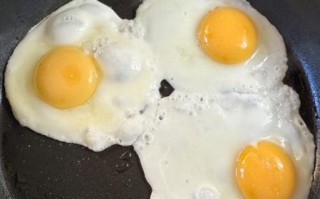 荷包蛋怎么煎圆_煎荷包蛋不粘锅技巧
