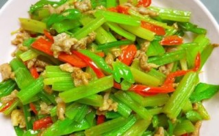 芹菜炒肉怎么炒才嫩_芹菜炒肉用焯水吗