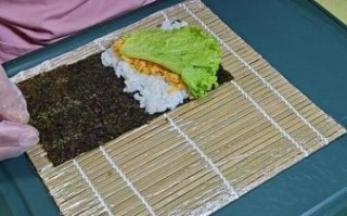 寿司怎么卷起来_寿司卷法步骤