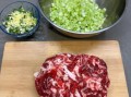 芹菜牛肉饺子怎么调馅_芹菜牛肉饺子做法步骤