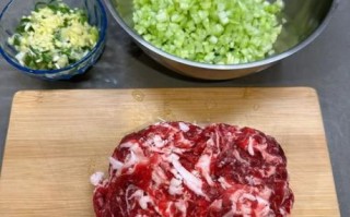 芹菜牛肉饺子怎么调馅_芹菜牛肉饺子做法步骤