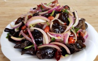 凉拌洋葱黑木耳怎么做_洋葱黑木耳要不要焯水