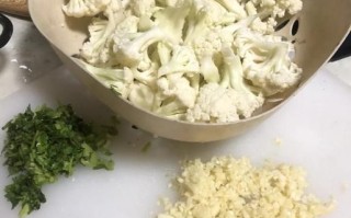 菜花凉拌怎么做好吃_凉拌菜花焯水几分钟