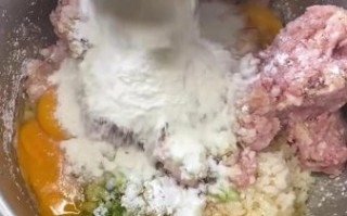 炸肉丸子怎么做_炸肉丸子为什么散