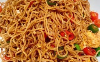 鸡蛋炒面条怎么做好吃_鸡蛋炒面条简单做法