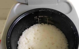 白米饭怎么煮好吃_电饭锅白米饭水米比例